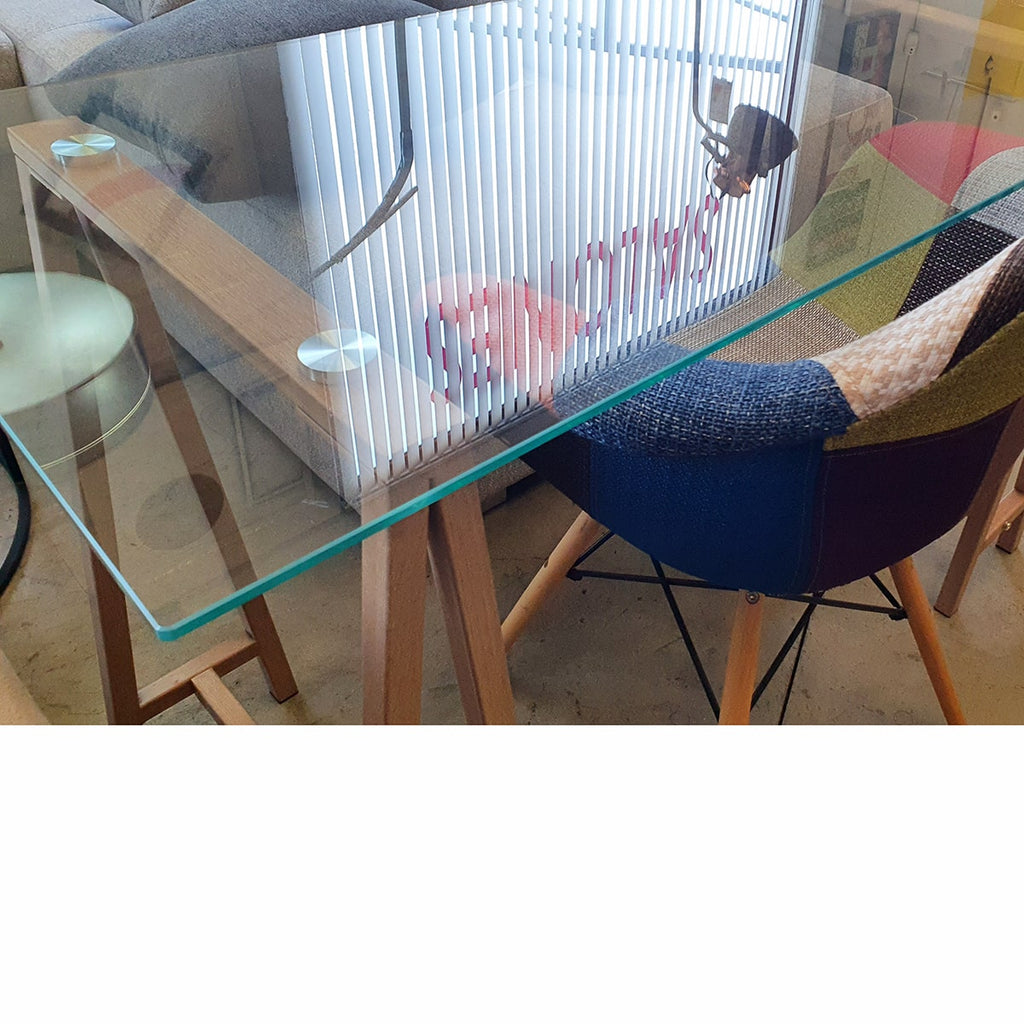 Escritorio transparente con caballetes 120 x 60 cm. – DERBE MUEBLES