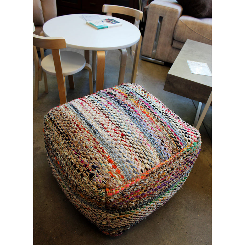 Líneas de distintos colores - puf cuadrado en forma de cubo – DERBE MUEBLES